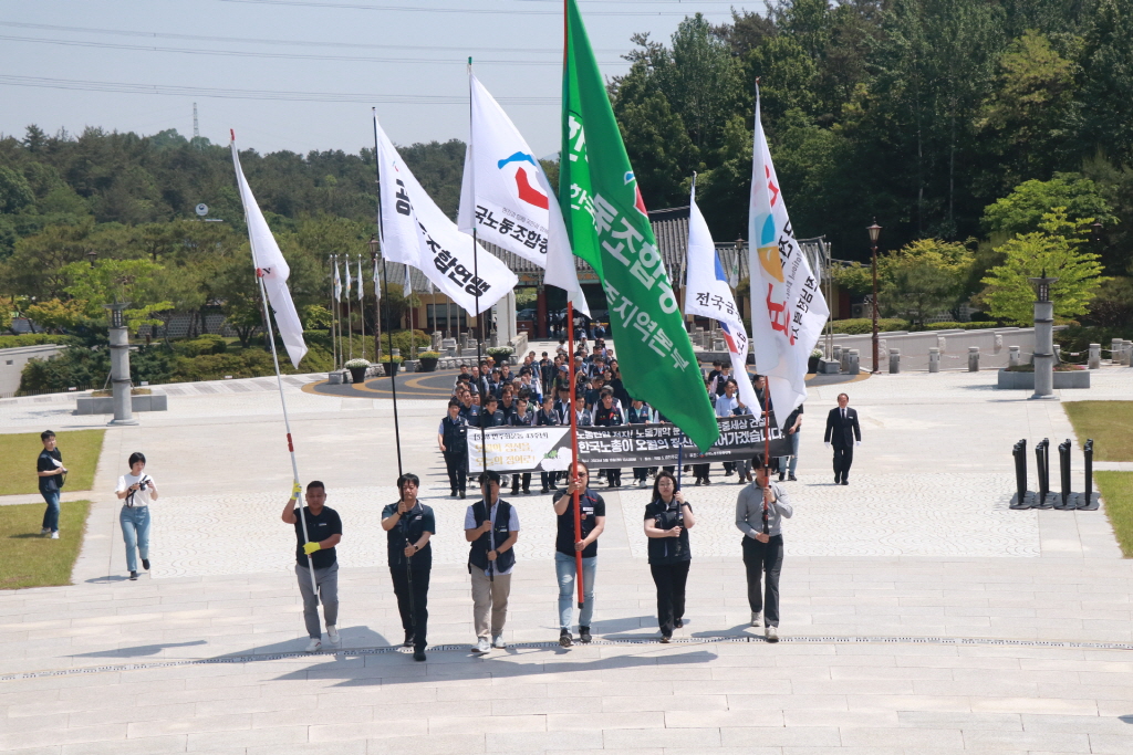 518민주묘지 참배(20230516) - 포토갤러리 - 한국노동조합총연맹